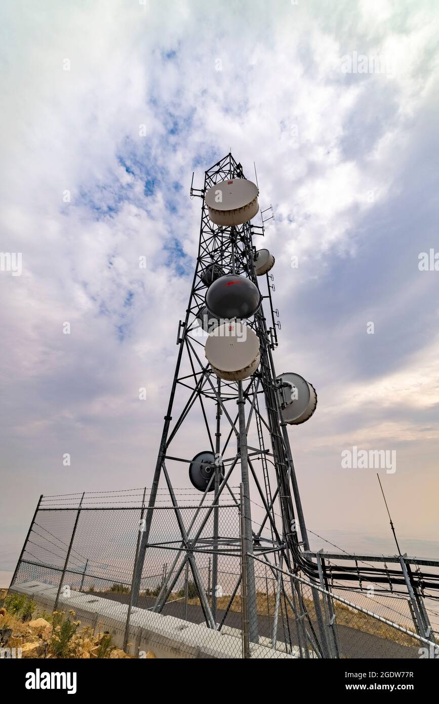 Microwave antenna hi-res stock photography and images - Alamy