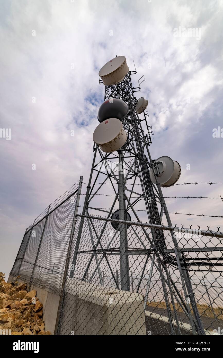 Microwave antenna hi-res stock photography and images - Alamy