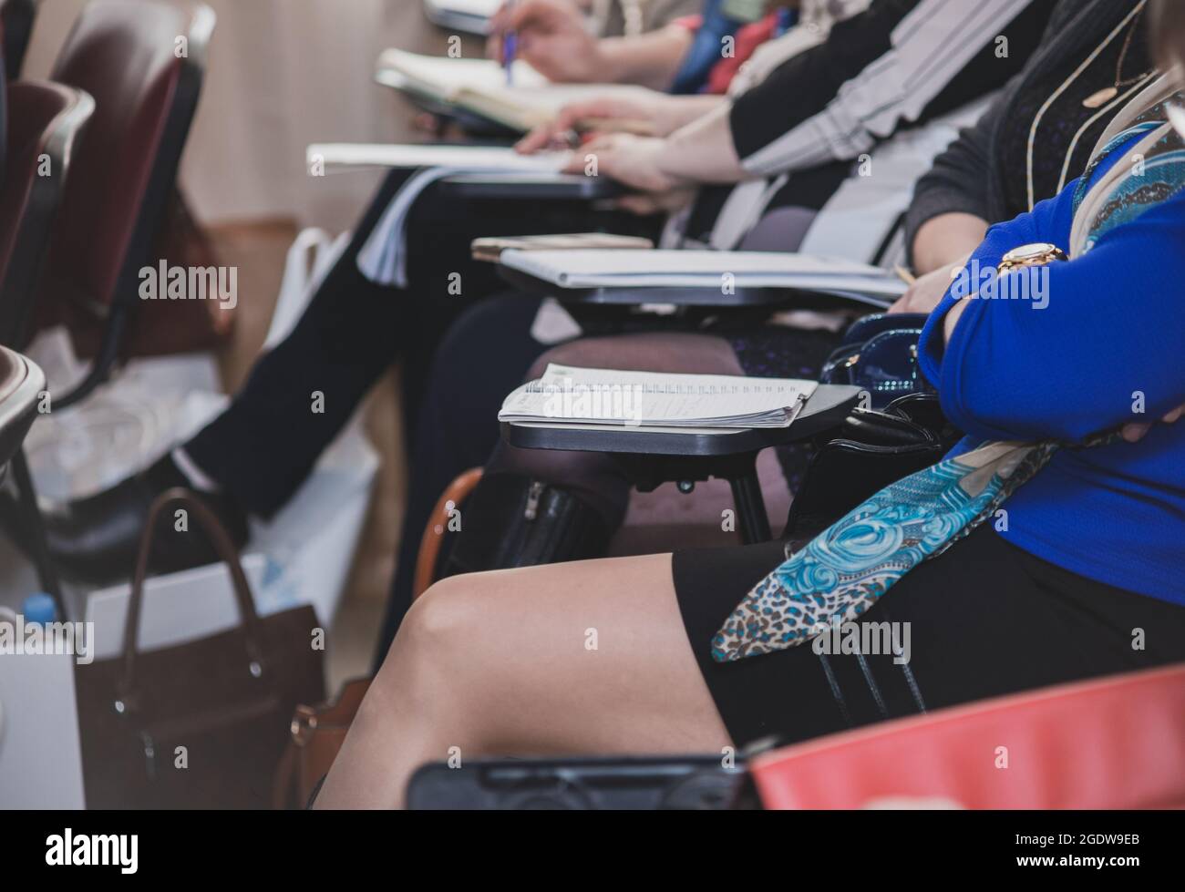 Women in a lecture hall hi-res stock photography and images - Alamy
