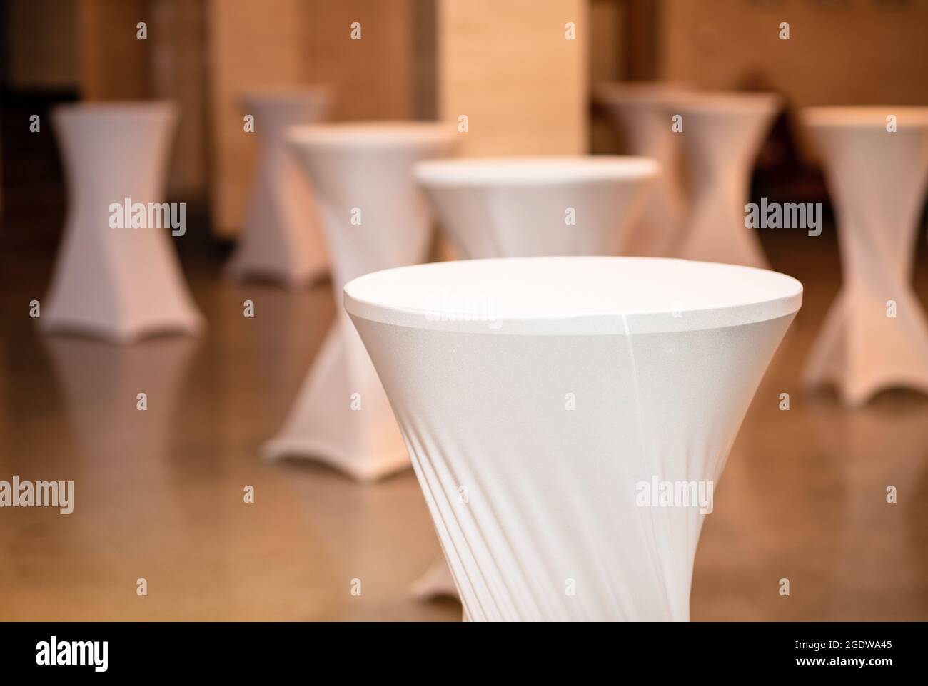 High round table for banquets and parties Stock Photo - Alamy