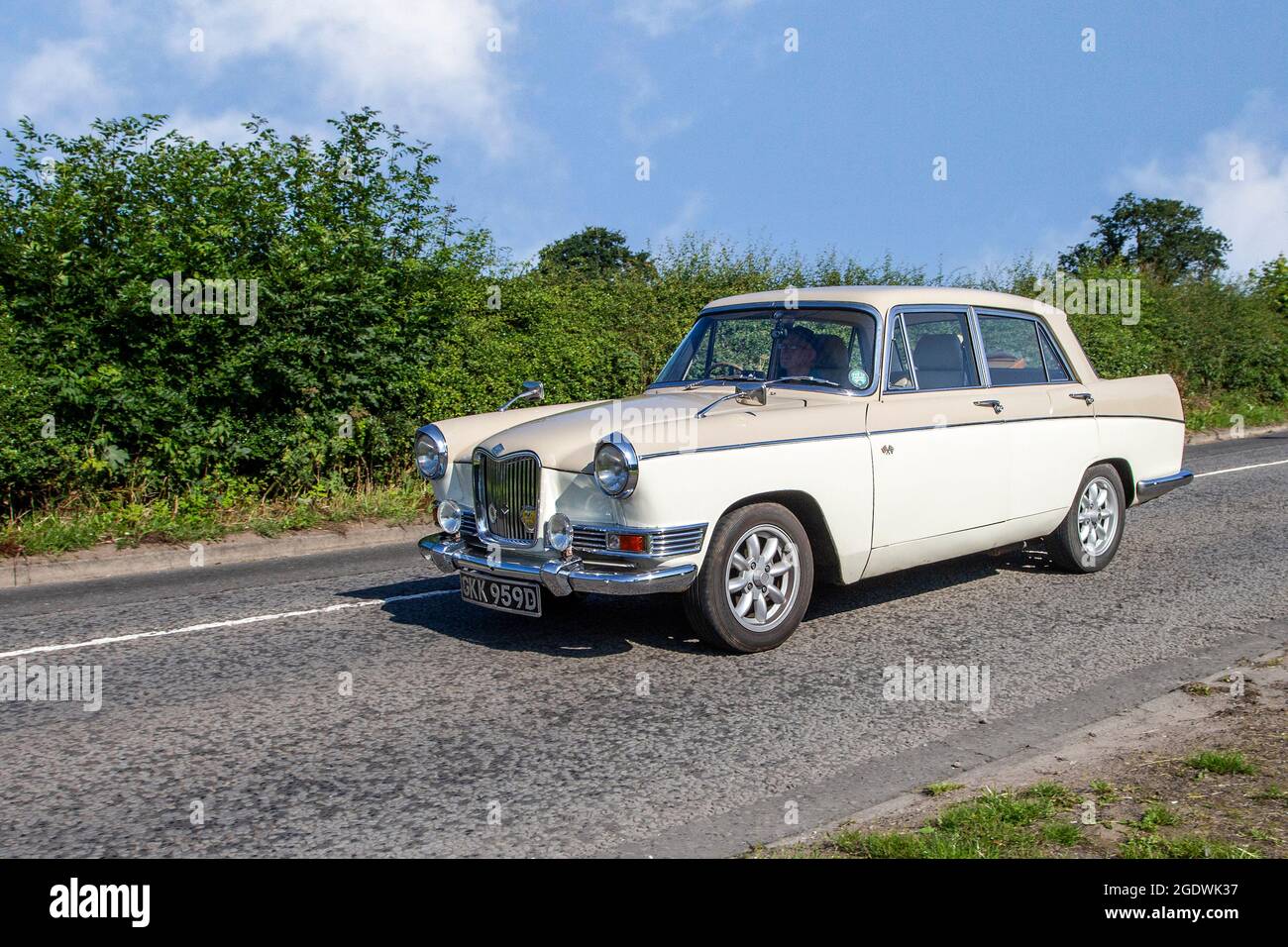 Riley 4 72 saloon hi-res stock photography and images - Alamy