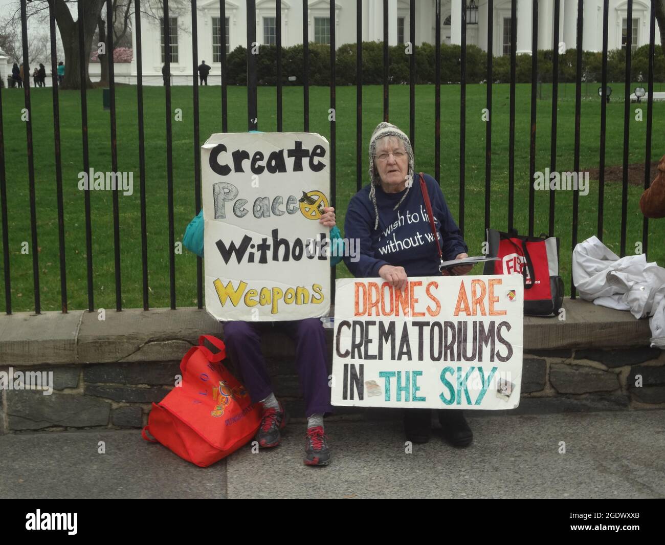 Washington D.C. White House protesters with signs Stock Photo - Alamy