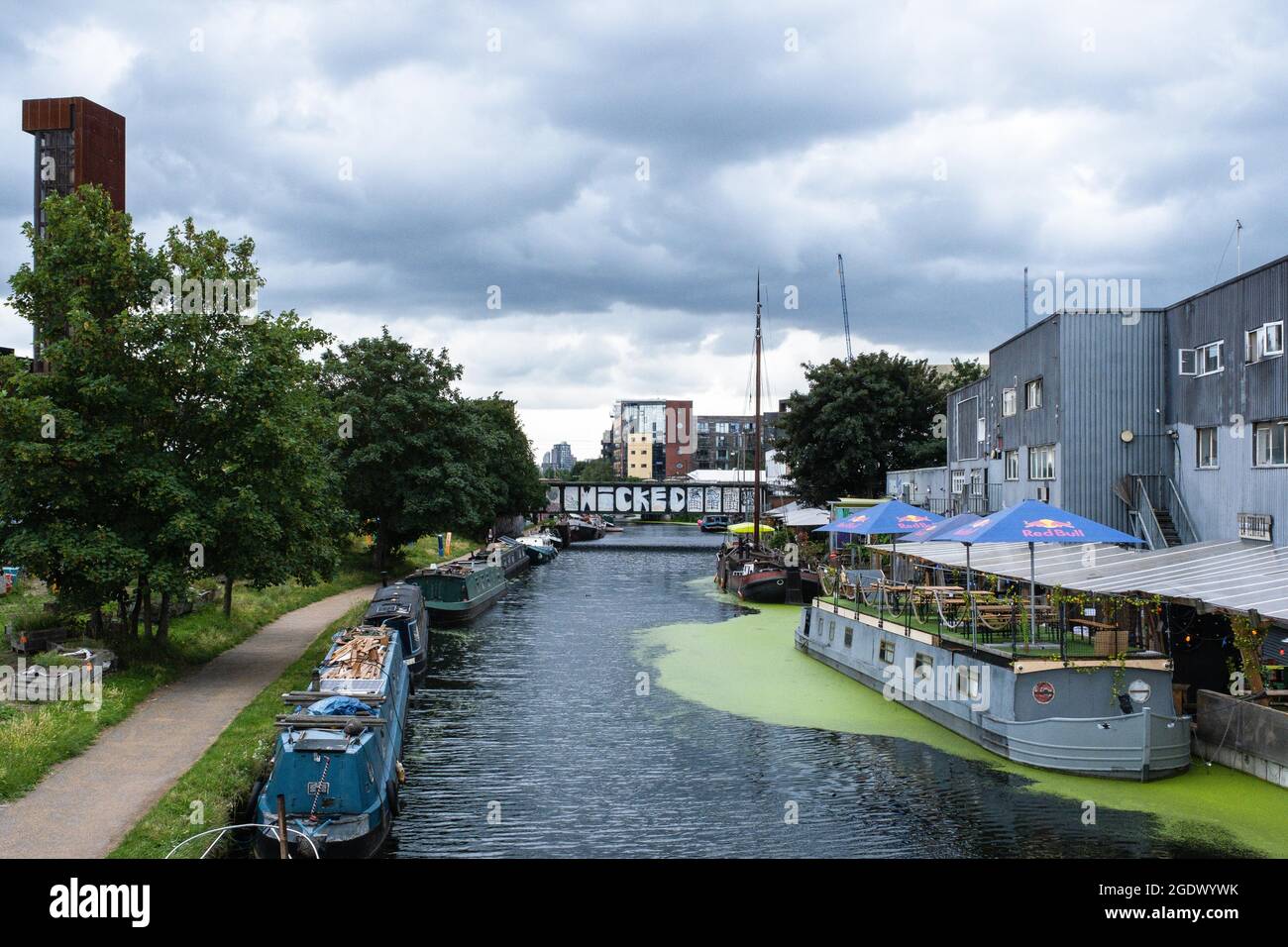 London canals houseboats hi-res stock photography and images - Alamy