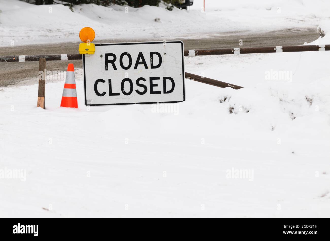 Closed for winter sign hi-res stock photography and images - Alamy