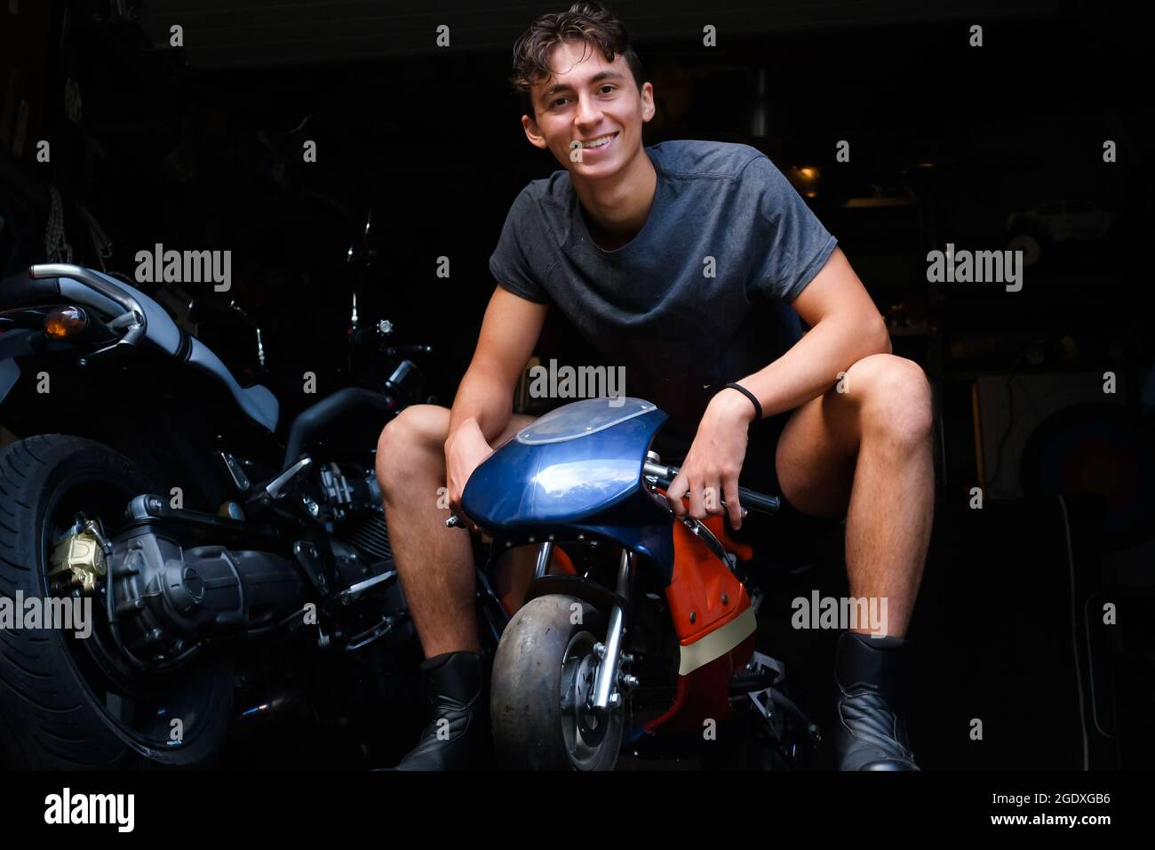 Teenage bike riders hi-res stock photography and images - Alamy