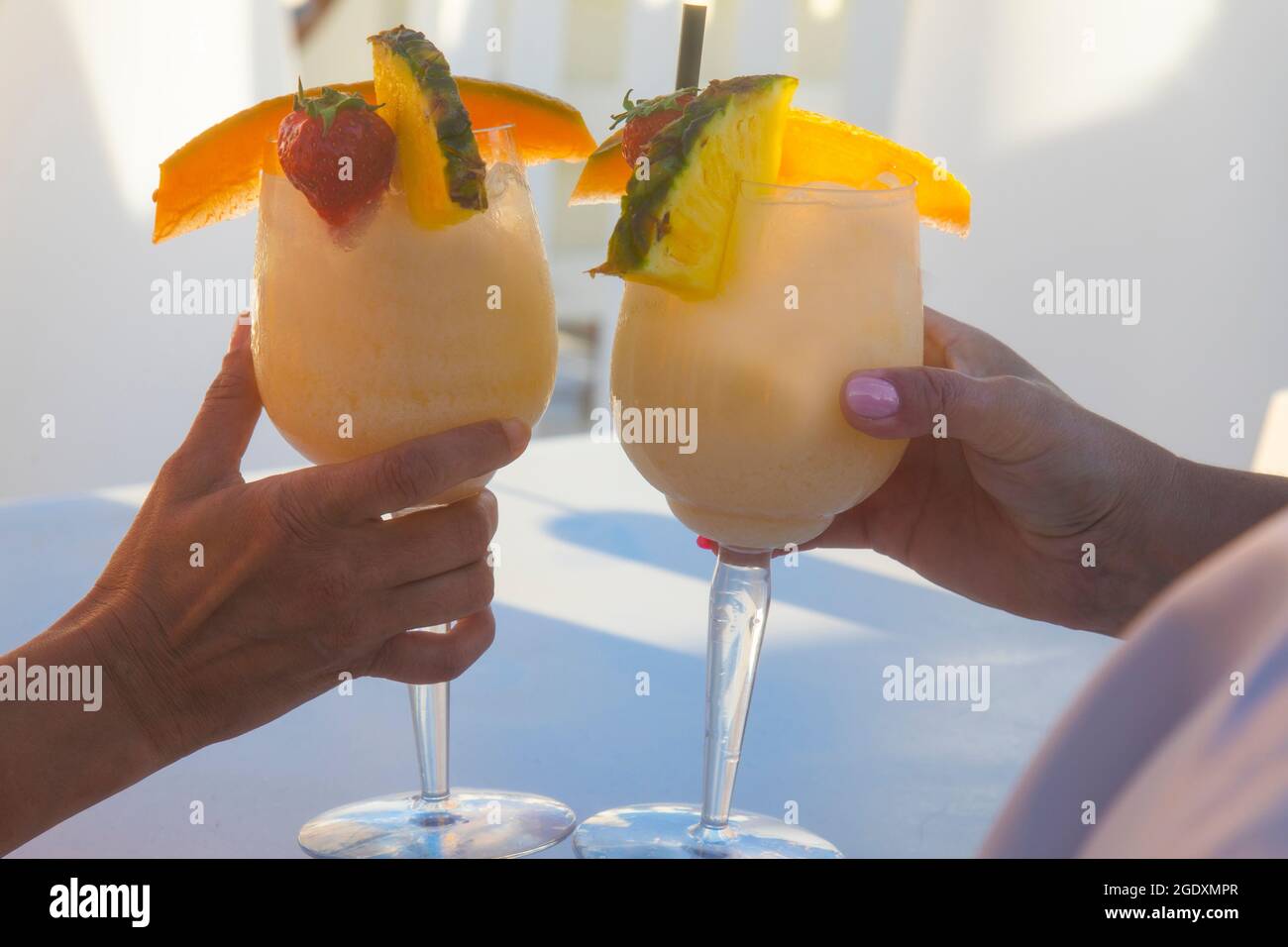 Summer cocktails toast hi-res stock photography and images - Alamy