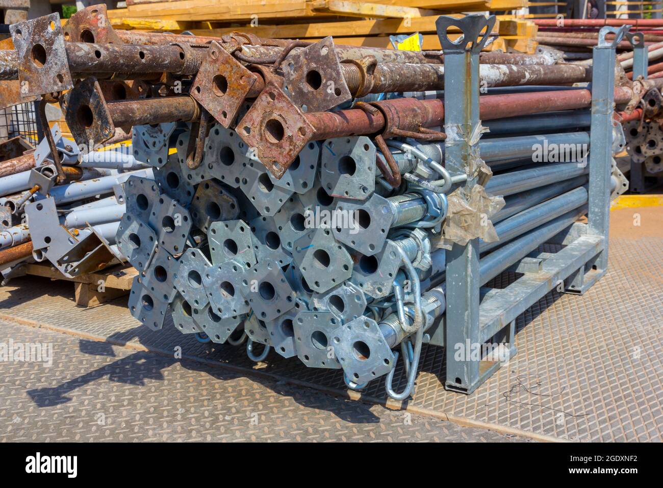 Equipment for concrete works. Metal supports for construction formwork ...