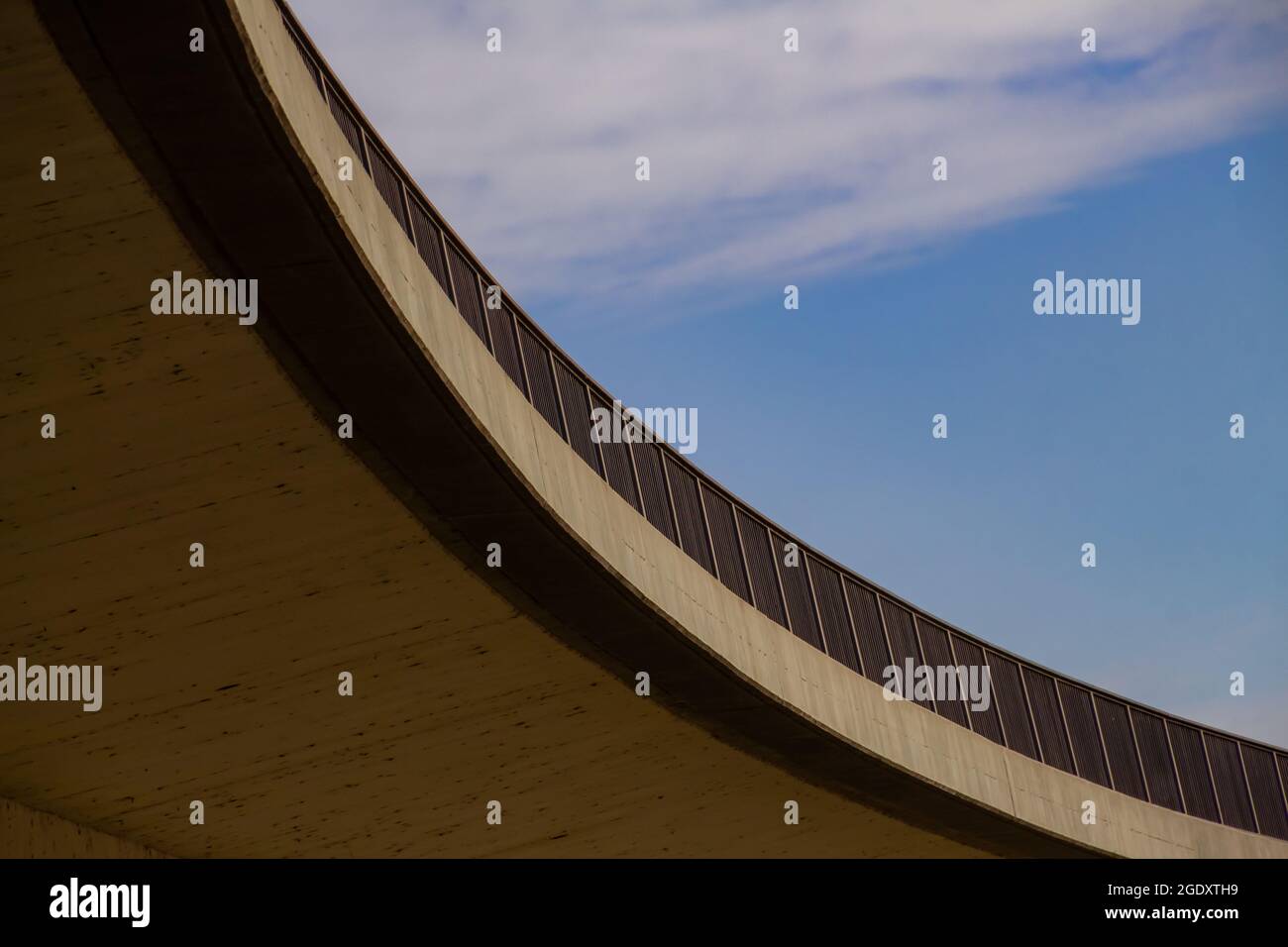 Curved concrete structure hi-res stock photography and images - Alamy