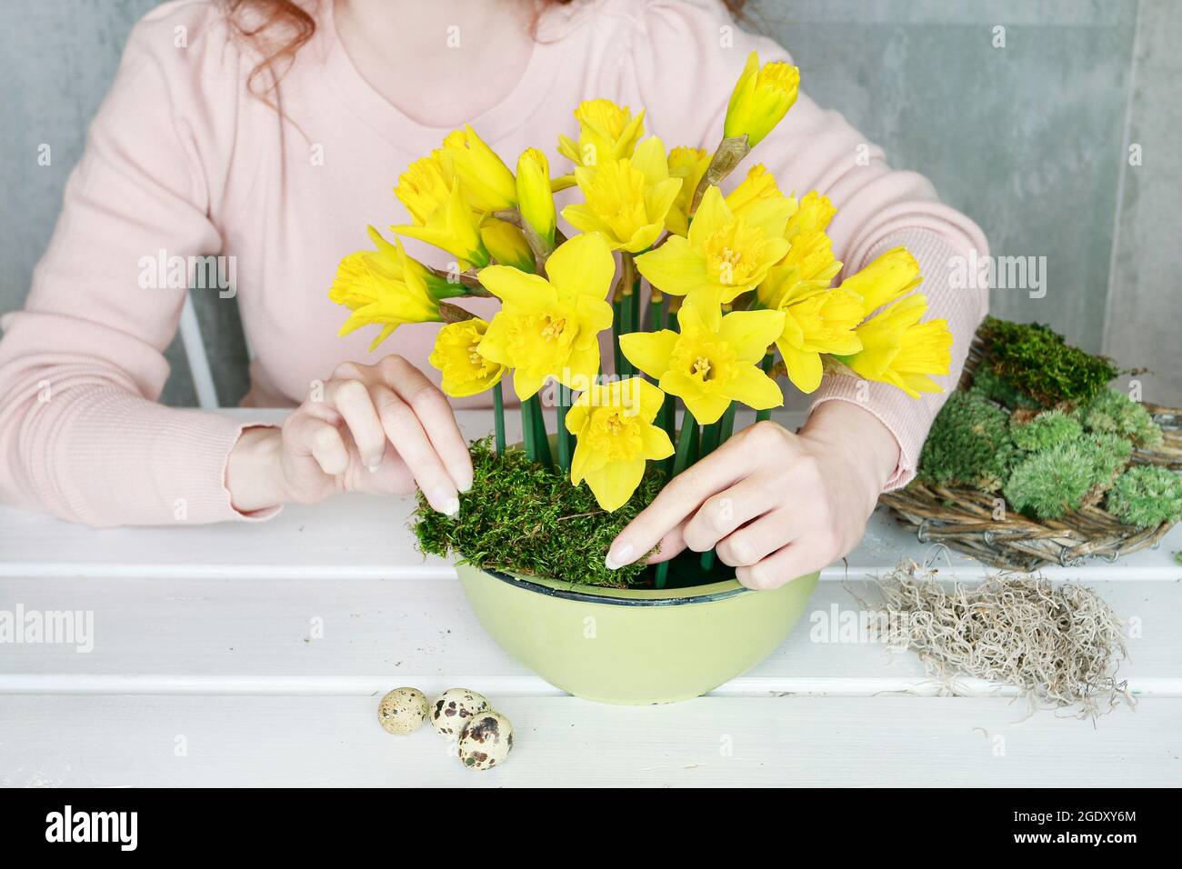 Florist at work: How to make Easter table decoration with daffodils and ...
