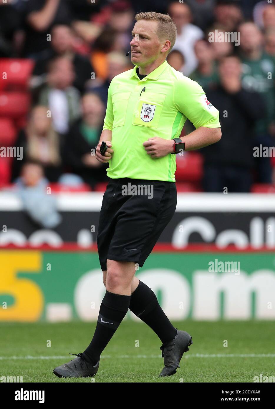 John busby referee hi-res stock photography and images - Alamy