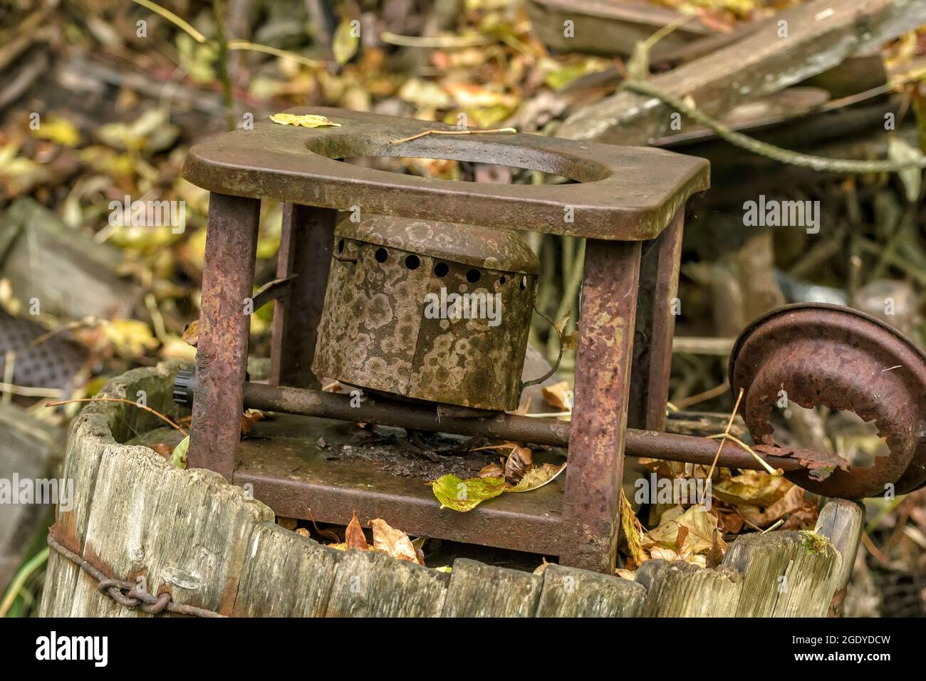 Vintage iron rusty cook stove hi-res stock photography and images - Alamy