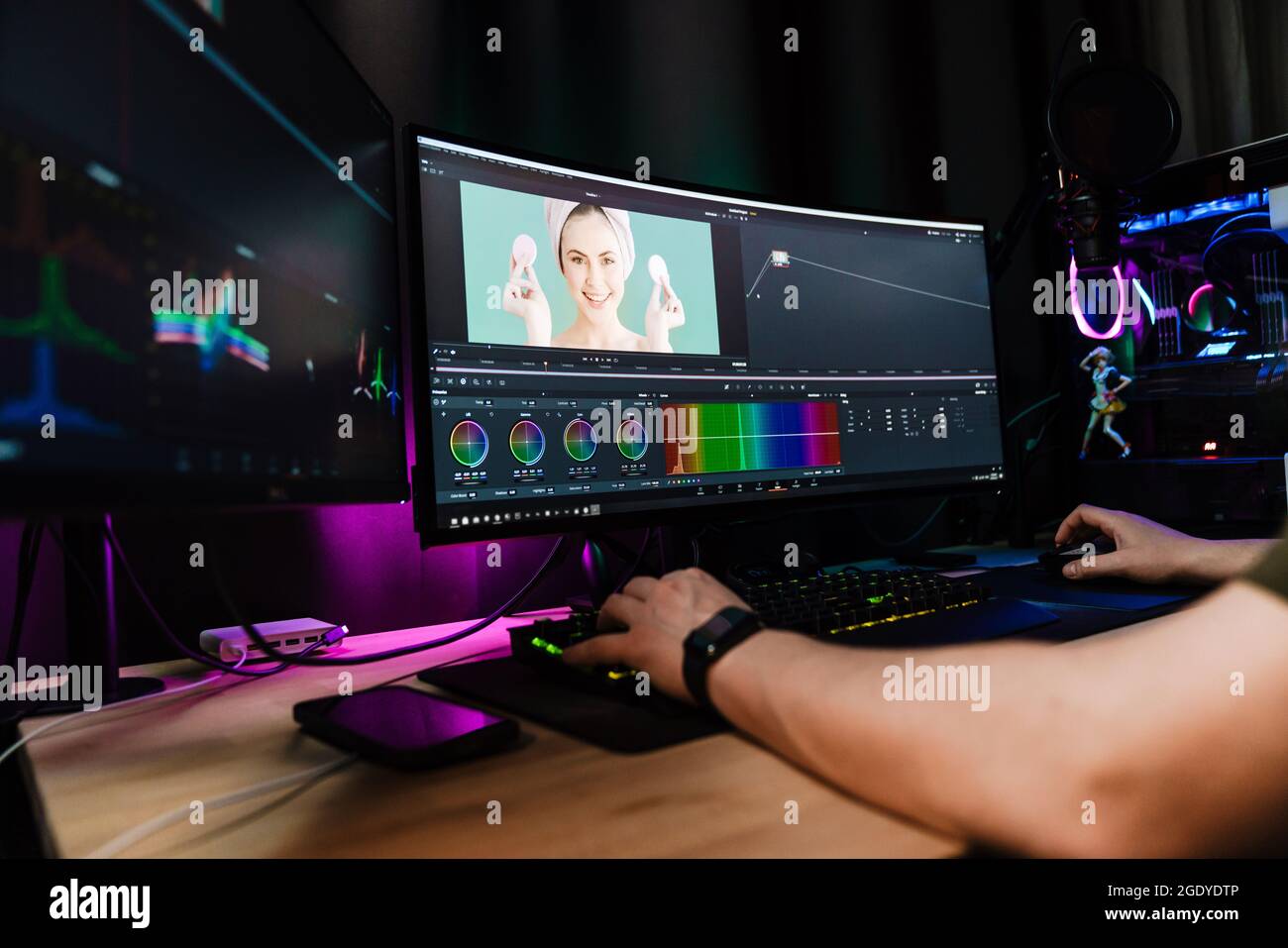 Big picture on computer screen hi-res stock photography and images - Alamy