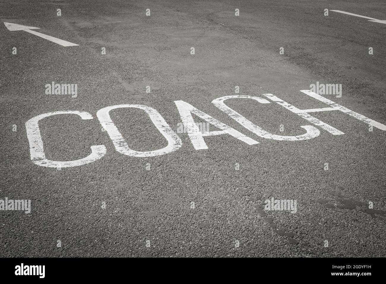 Coach road sign pointing arrow to parking Stock Photo - Alamy
