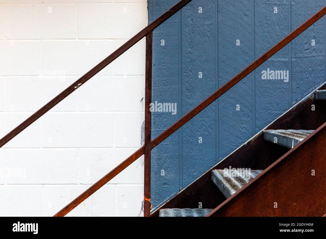 Diagonal lines in architecture hi-res stock photography and images - Alamy