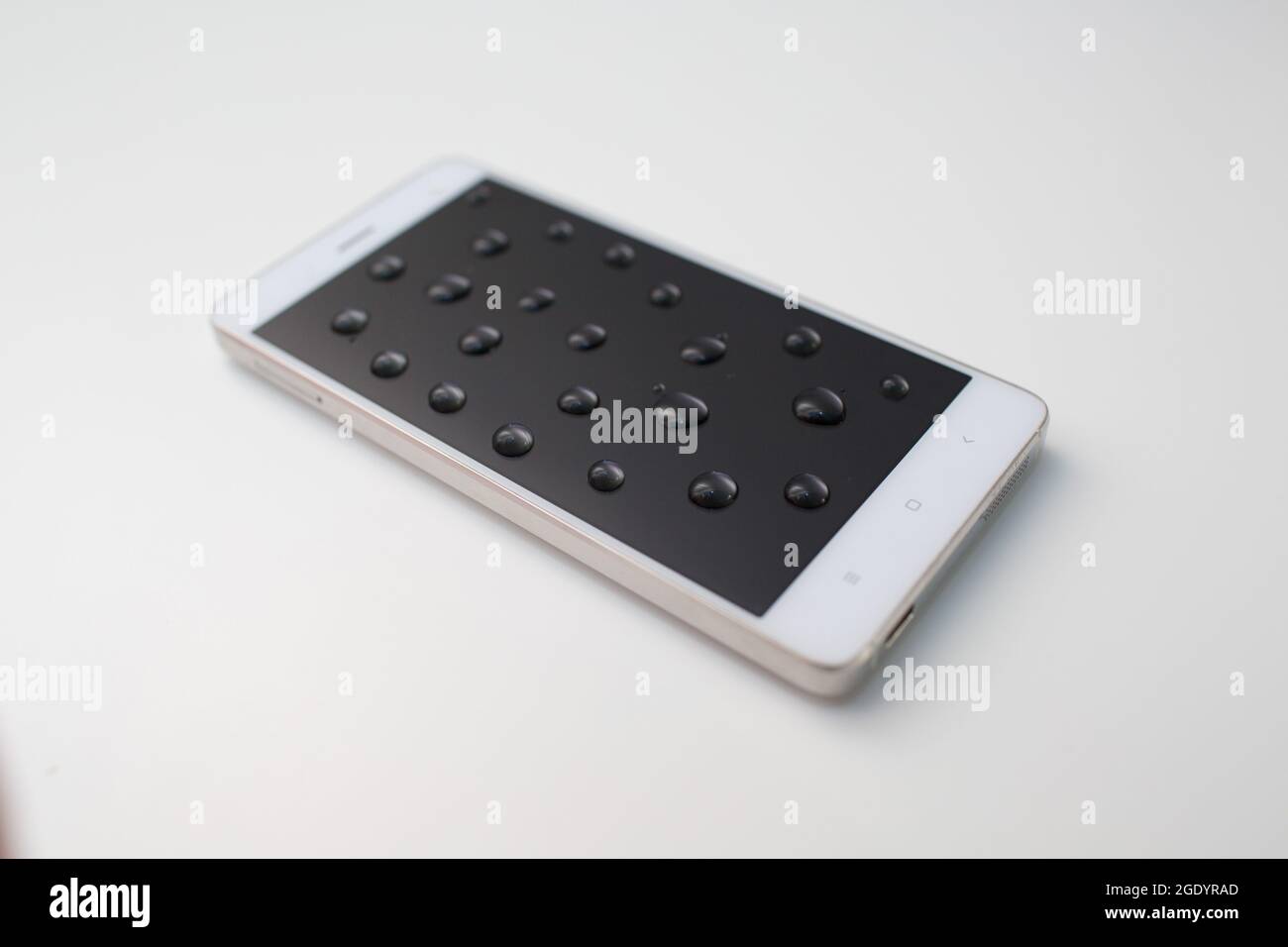 Mobile phone with drops on oleophobic screen Stock Photo - Alamy