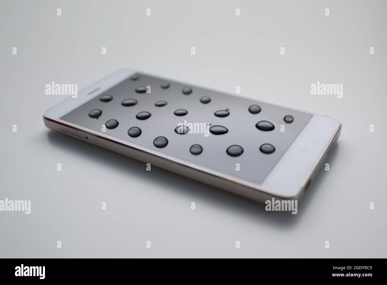 Mobile phone with drops on oleophobic screen Stock Photo - Alamy