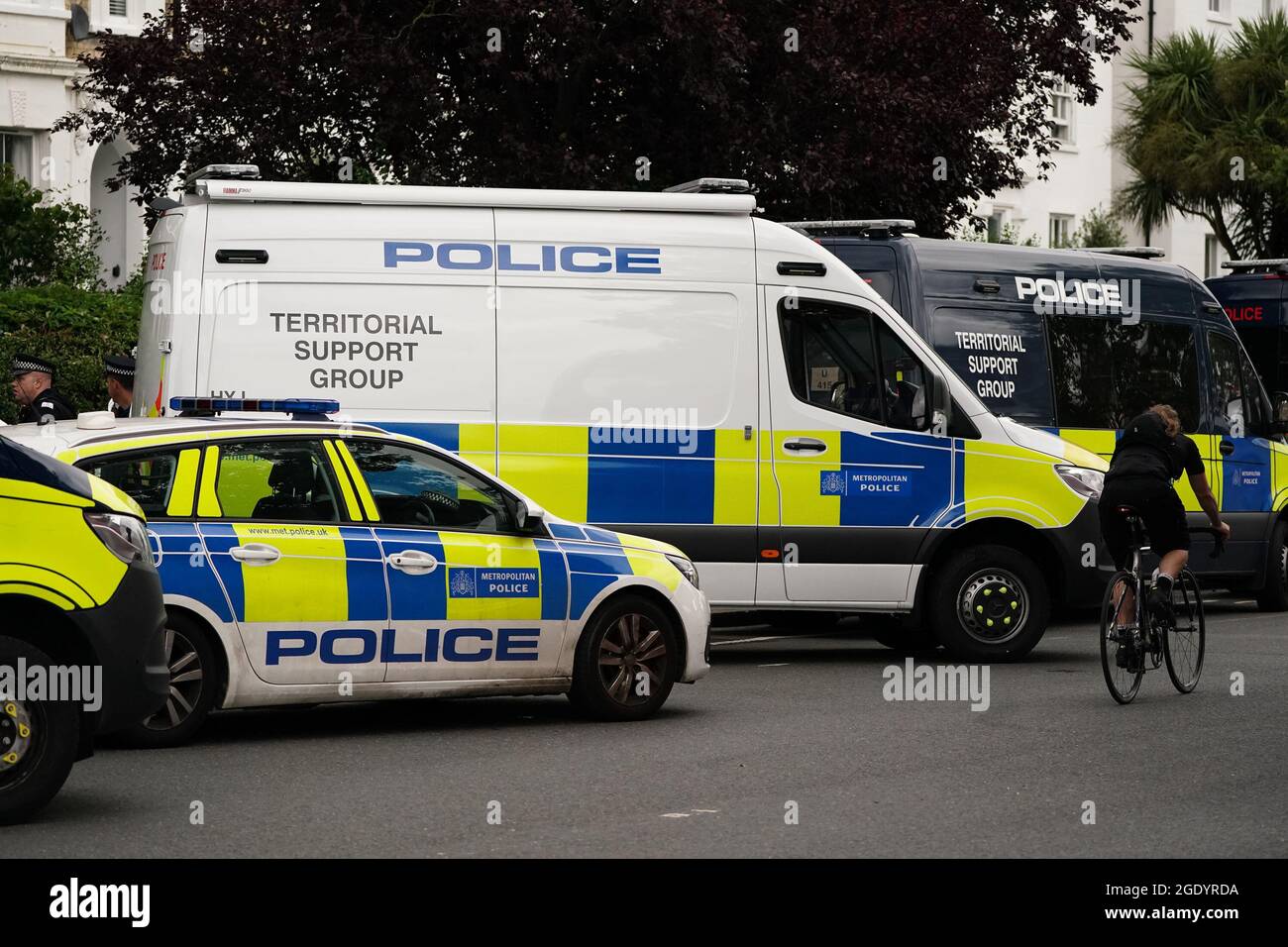 London metropolitan police vehicles hi-res stock photography and images ...