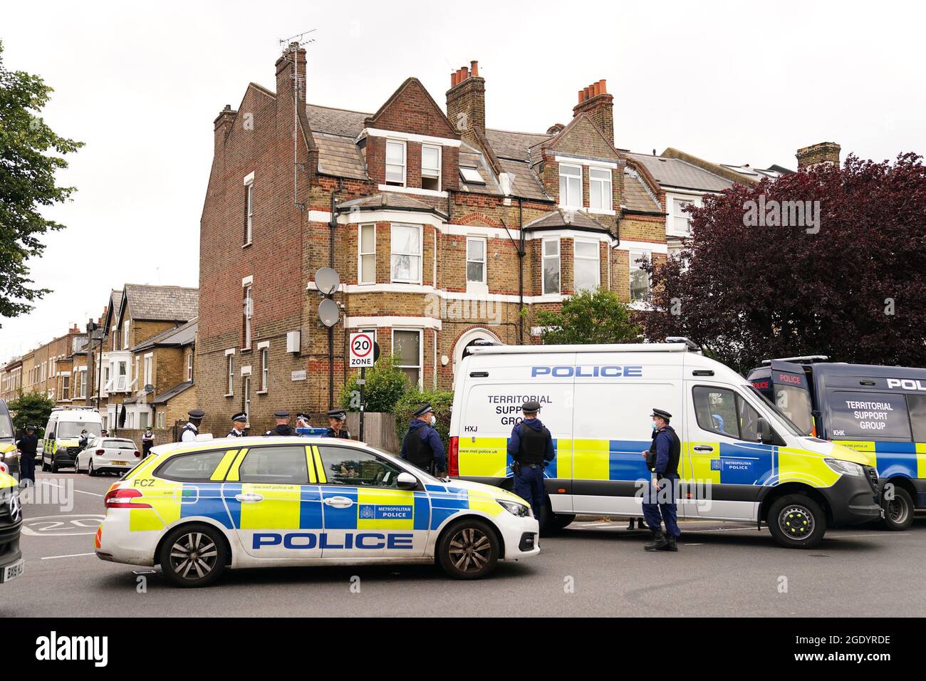 London metropolitan police vehicles hi-res stock photography and images ...