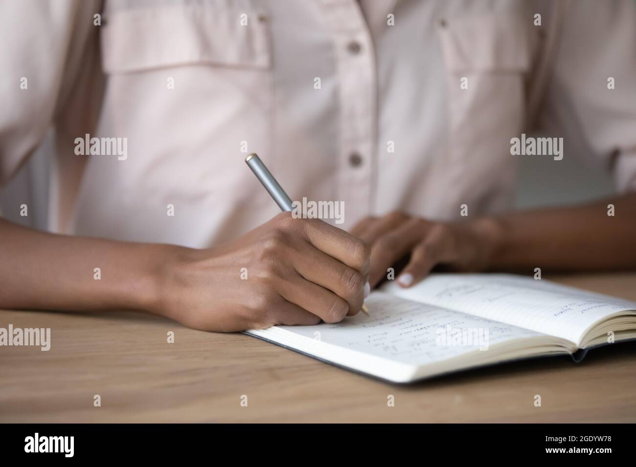 Business woman take note hi-res stock photography and images - Alamy