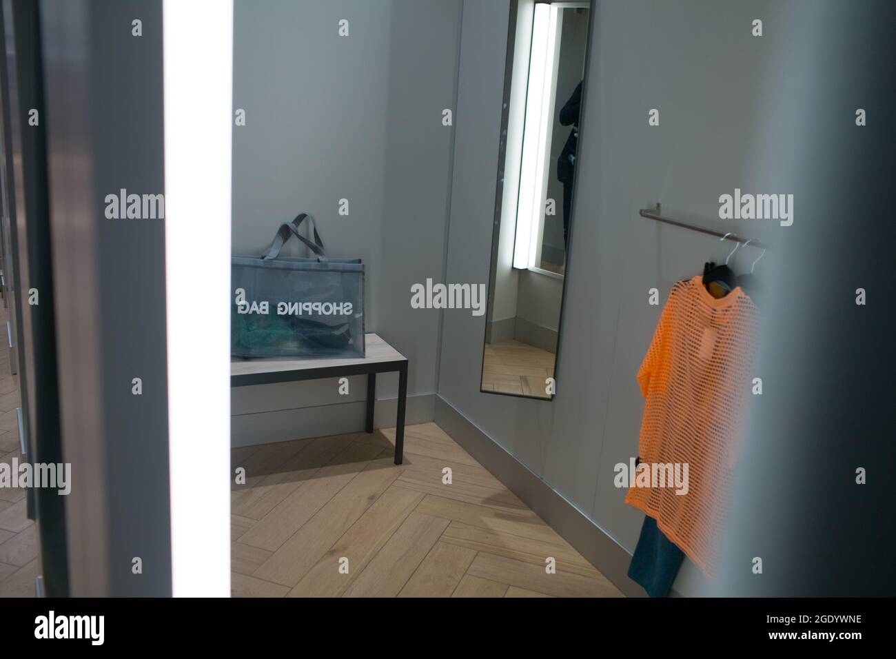 Dressing room and shopping bag at shop Stock Photo - Alamy