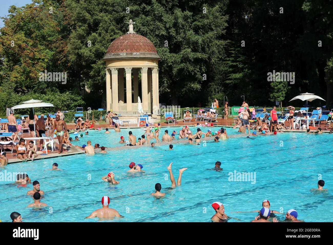 Florence, Italy. 15th Aug, 2021. People freshen up in an outdoor ...