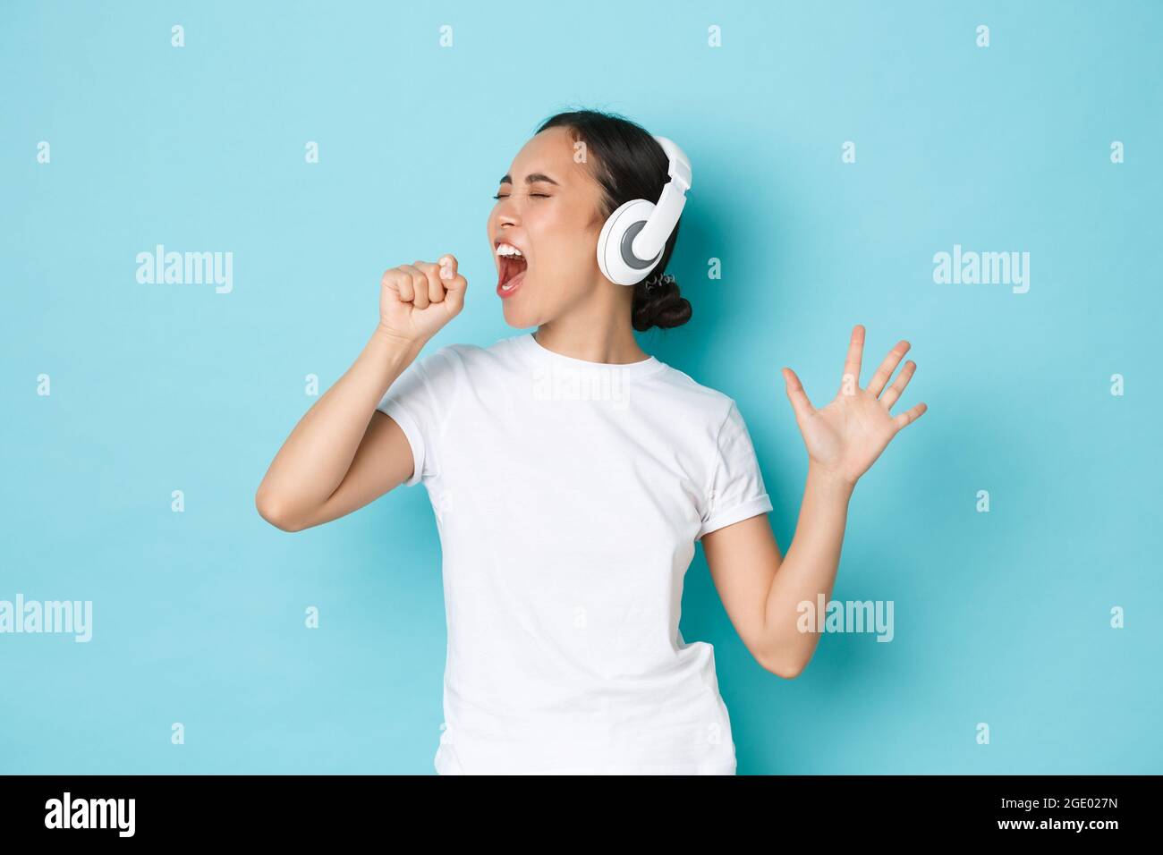Shopping, money and finance concept. Upbeat asian girl in white casual ...