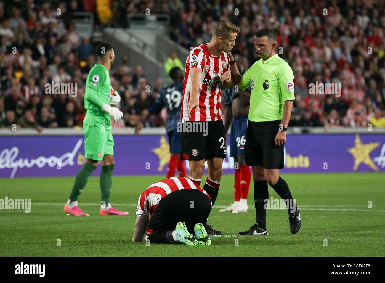 Injured player referee hi-res stock photography and images - Alamy