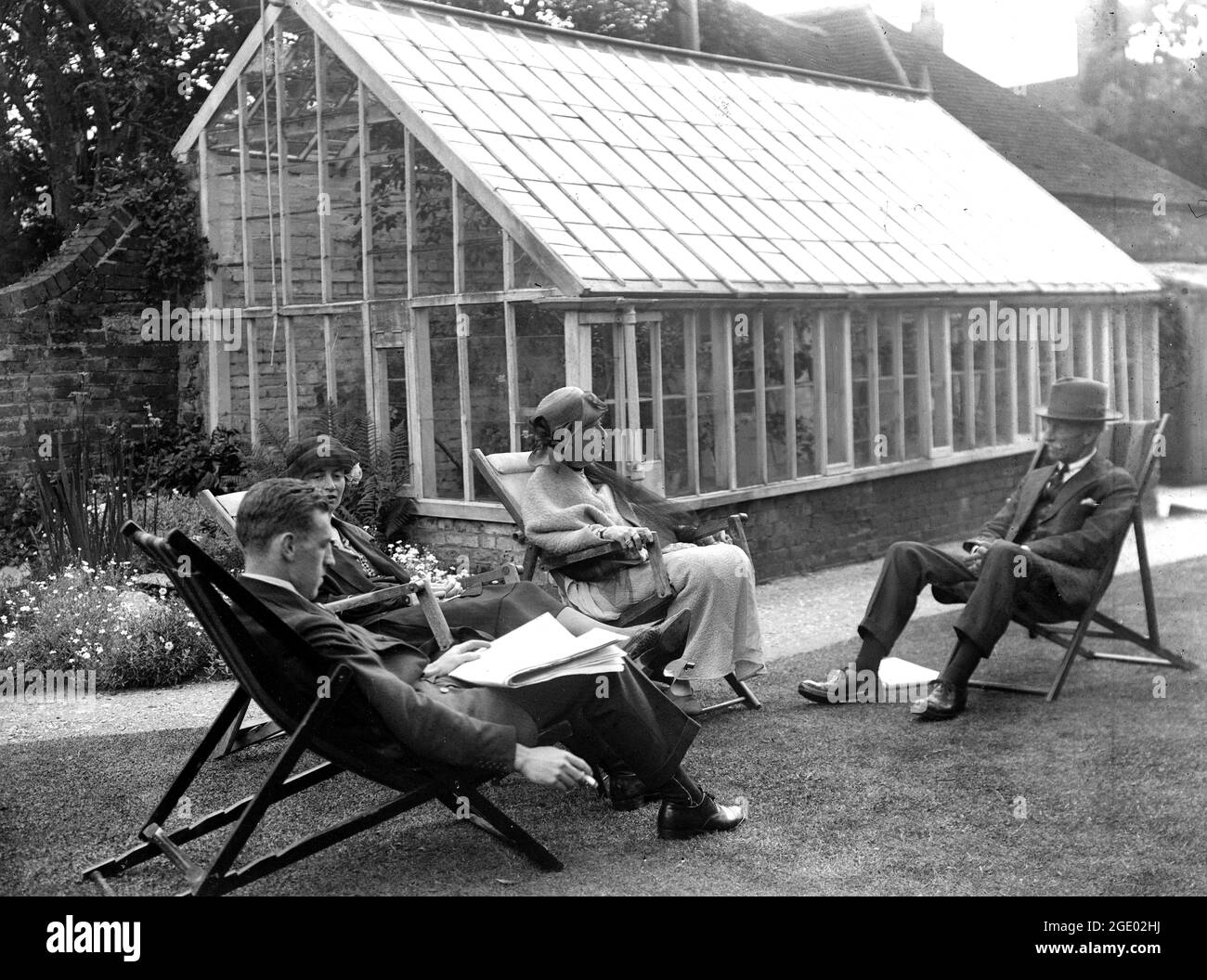 Middle class family in 1930s hi-res stock photography and images - Alamy