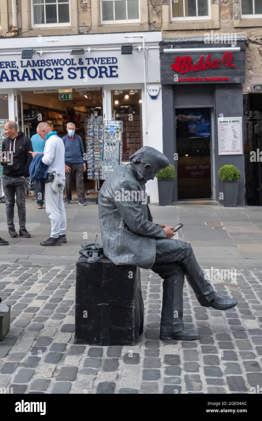 Edinburgh, Scotland, UK. 15th August, 2021. A human statue performing ...