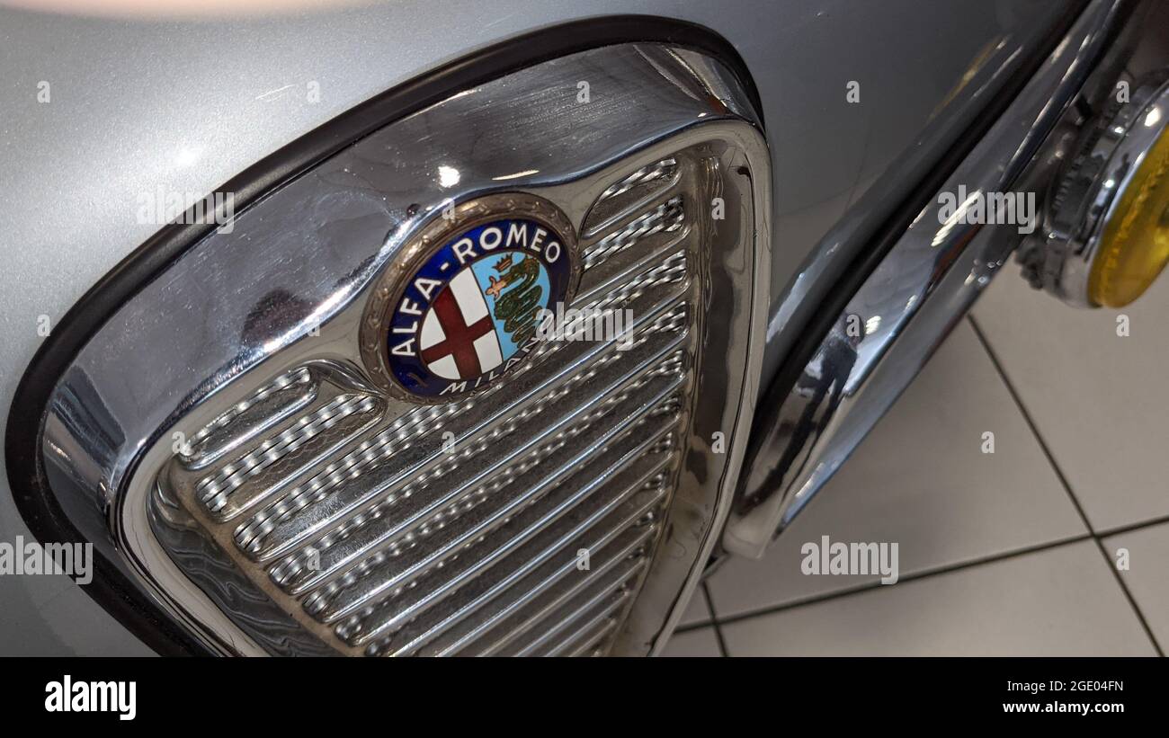 Old alfa romeo logo hi-res stock photography and images - Alamy
