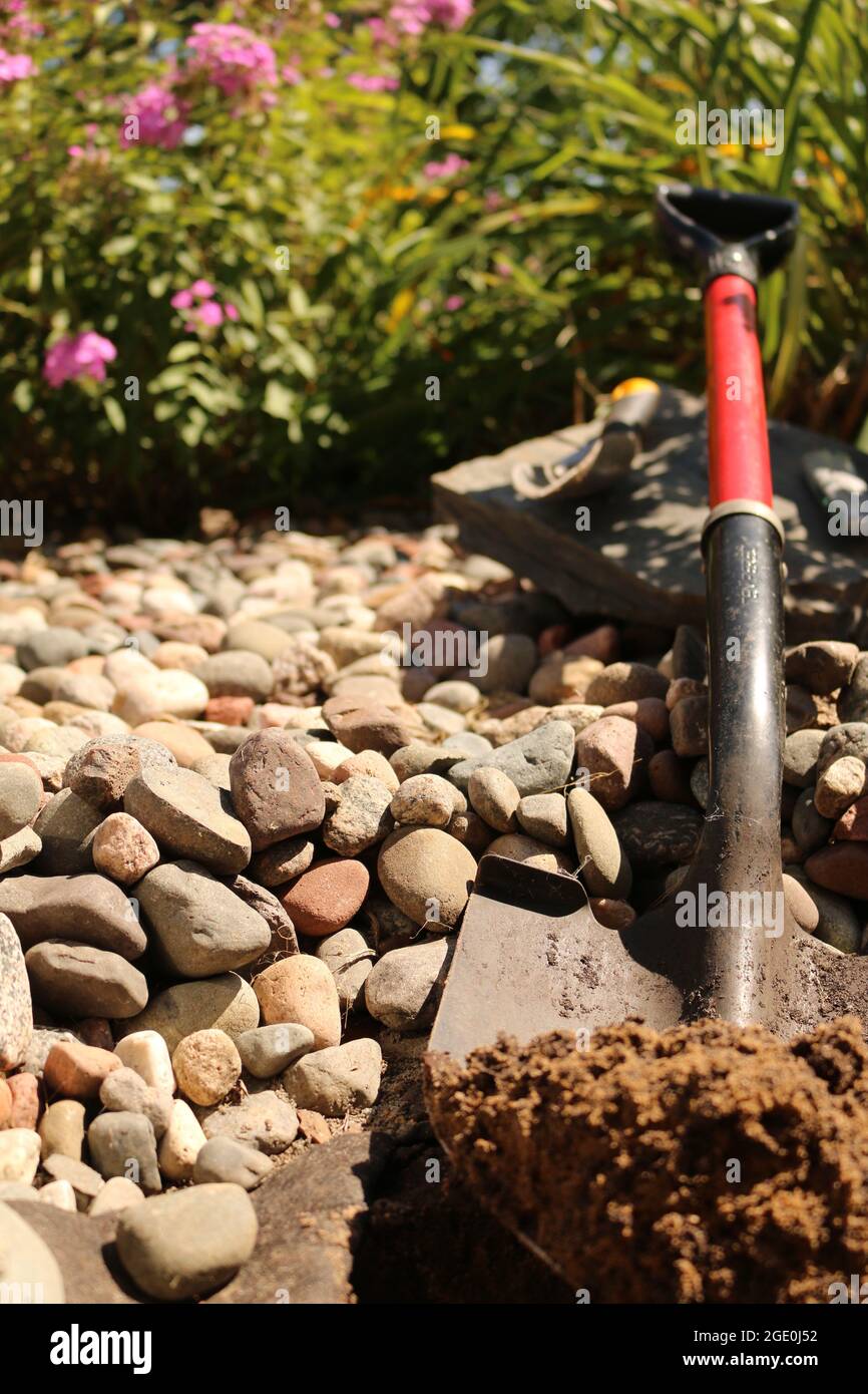 Digging a hole with a shovel Stock Photo - Alamy