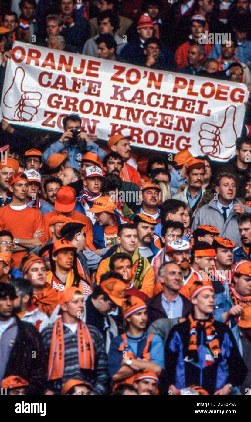 Dutch soccer fans at wembley stadium hi-res stock photography and ...