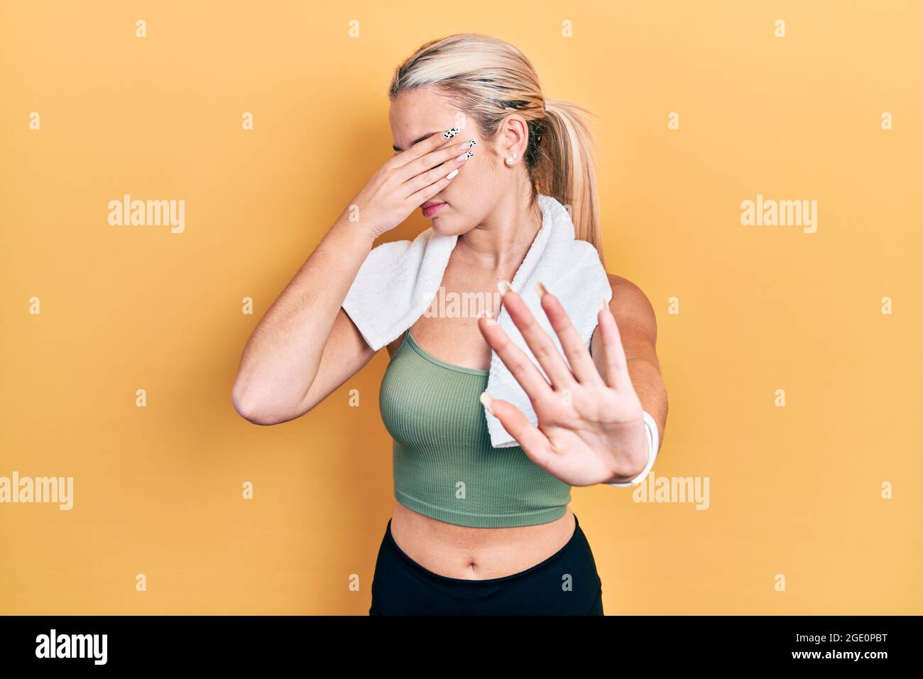 Young woman towel embarrassed hi-res stock photography and images - Alamy