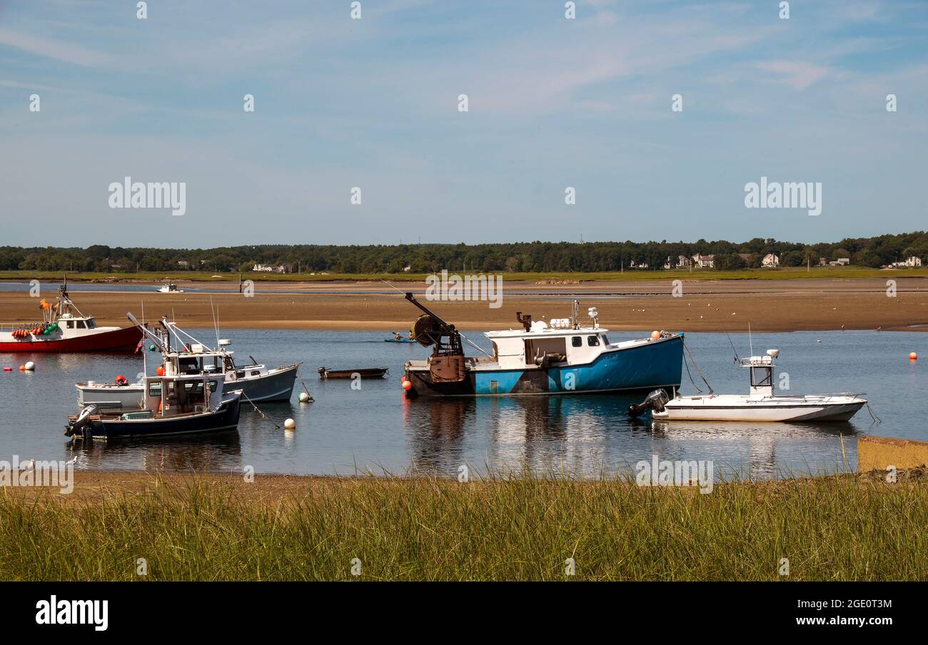 fishing boats sitting idle due to low tide at a new england bay Stock Photo - Alamy
