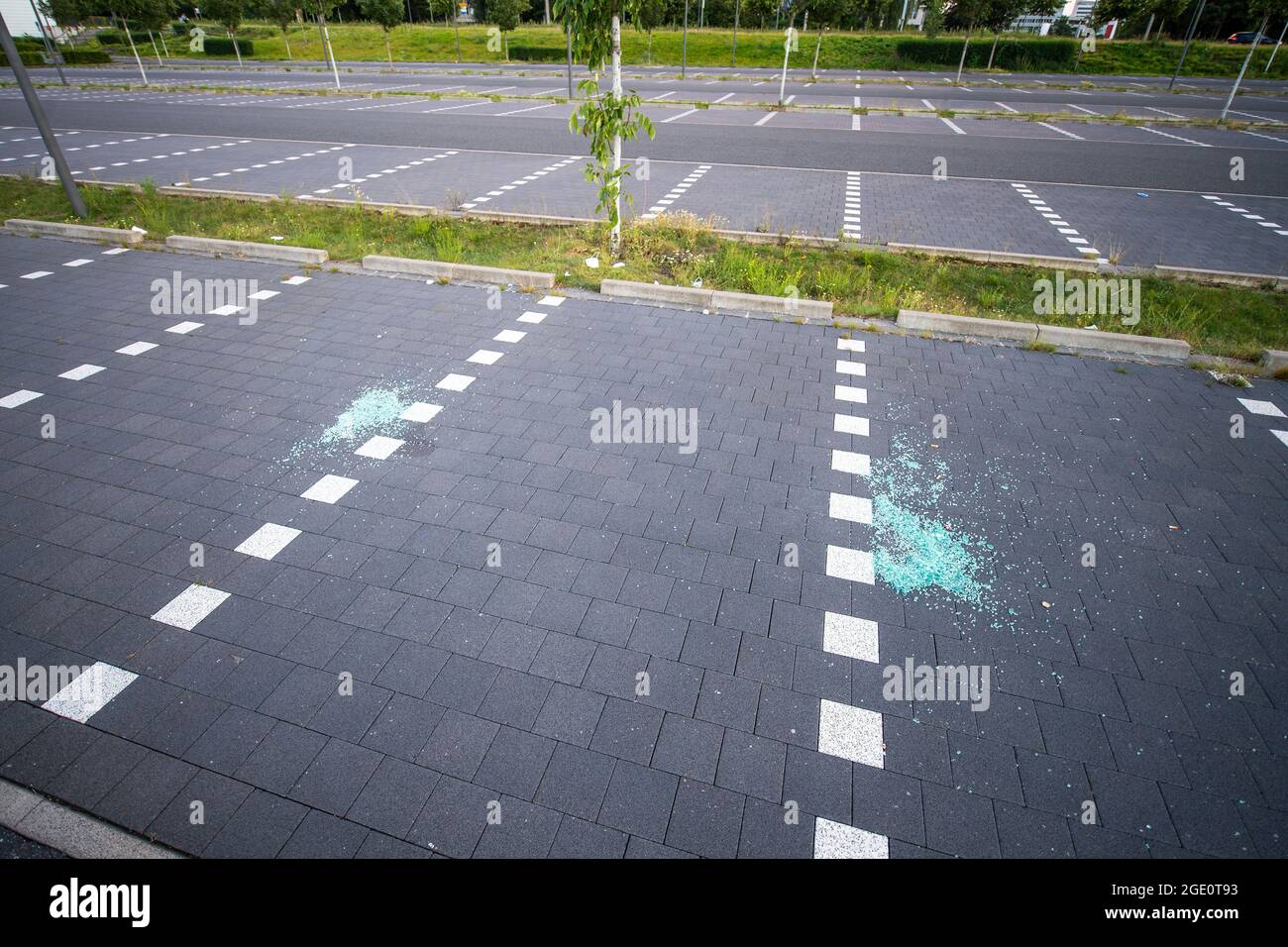 Neuss, Germany. 15th Aug, 2021. Shattered windows of a car lie in a ...