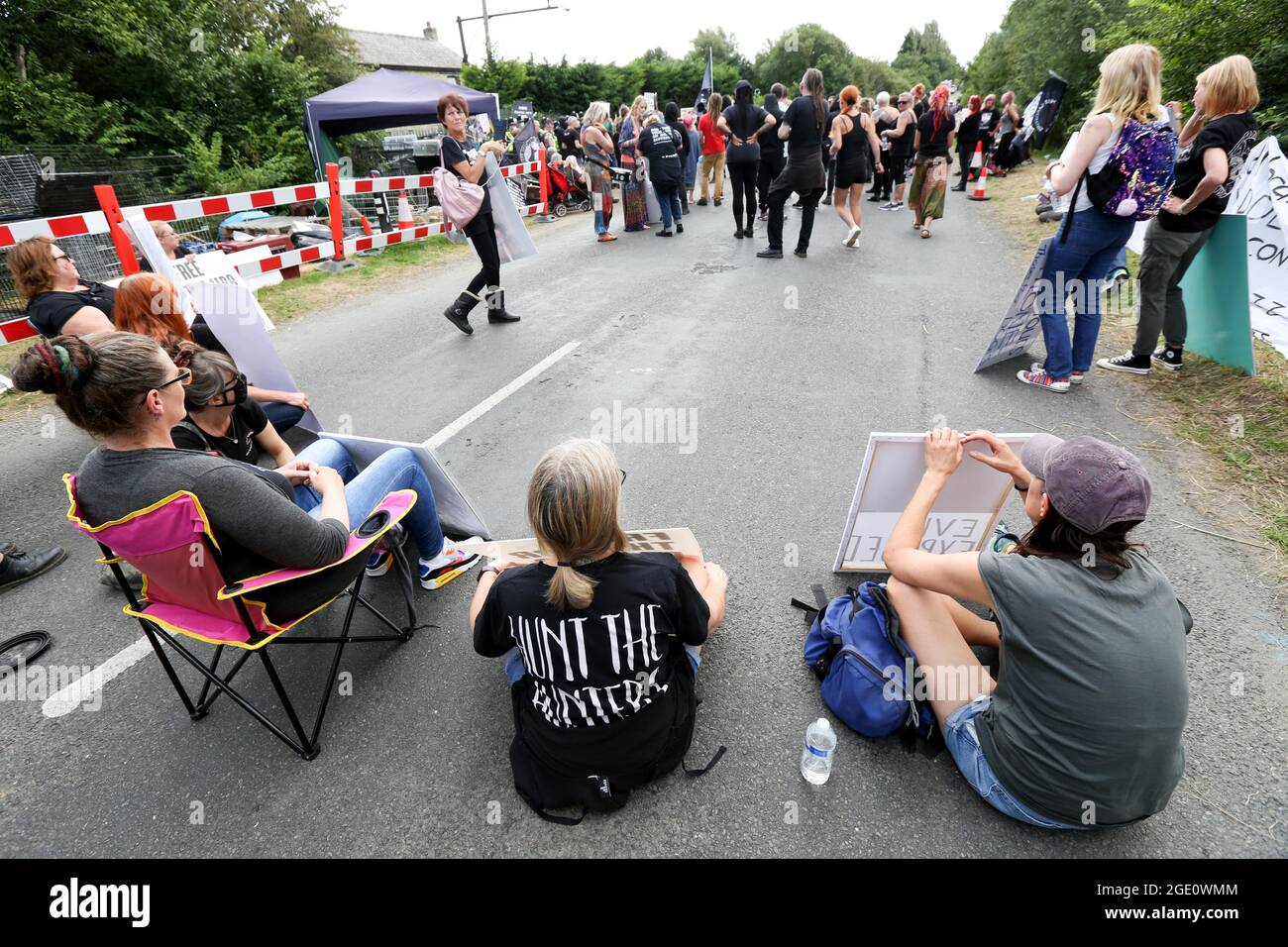 Huntingdon, UK. 15th Aug, 2021. Protesters block the road during the ...