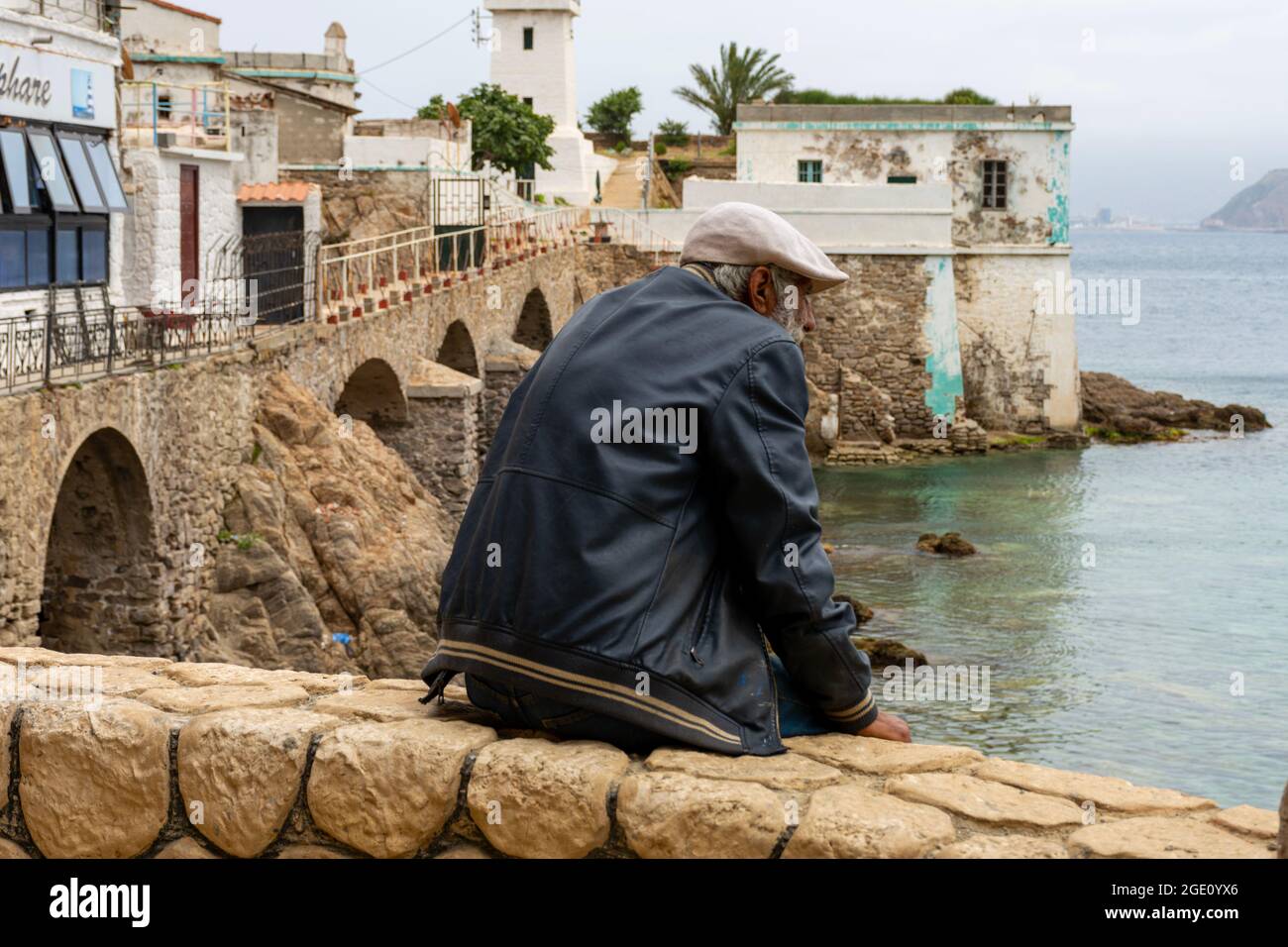 Old man sitting on rock hi-res stock photography and images - Alamy