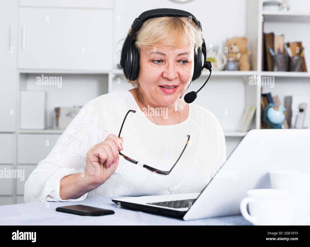 Mature woman communicates via the Internet Stock Photo - Alamy