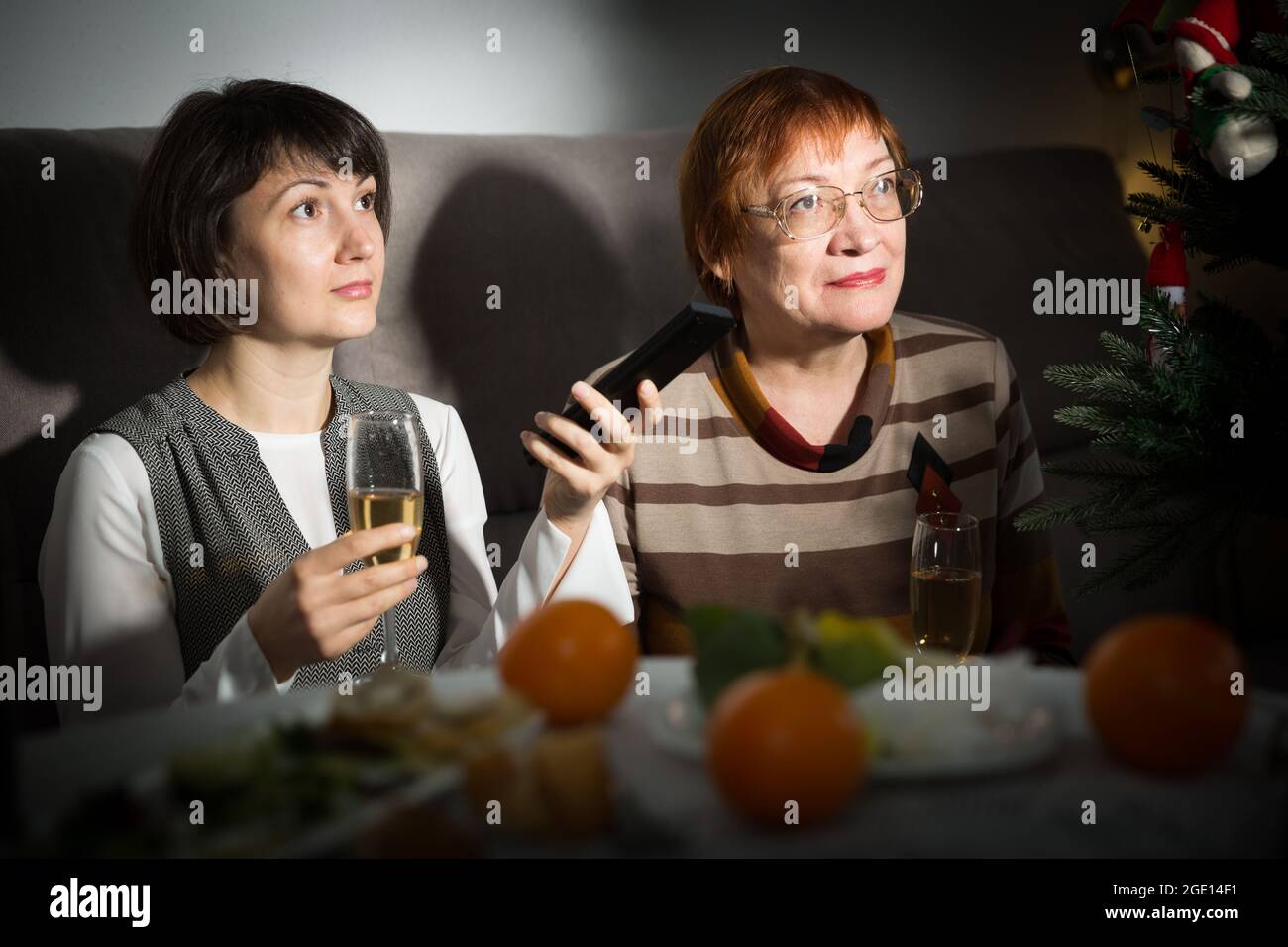 Woman santa hat watching television hi-res stock photography and images ...