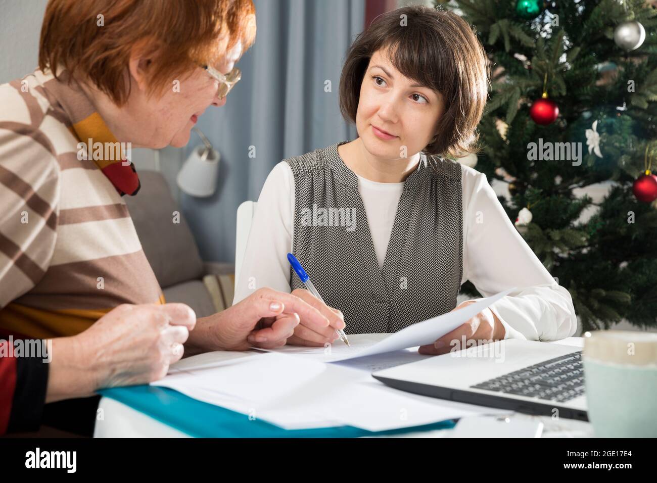 Mature woman writing letter laptop hi-res stock photography and images ...