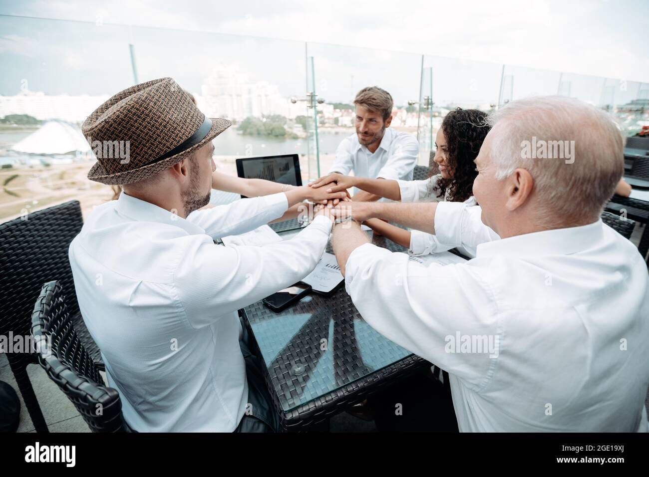 On start showing data center hi-res stock photography and images - Alamy