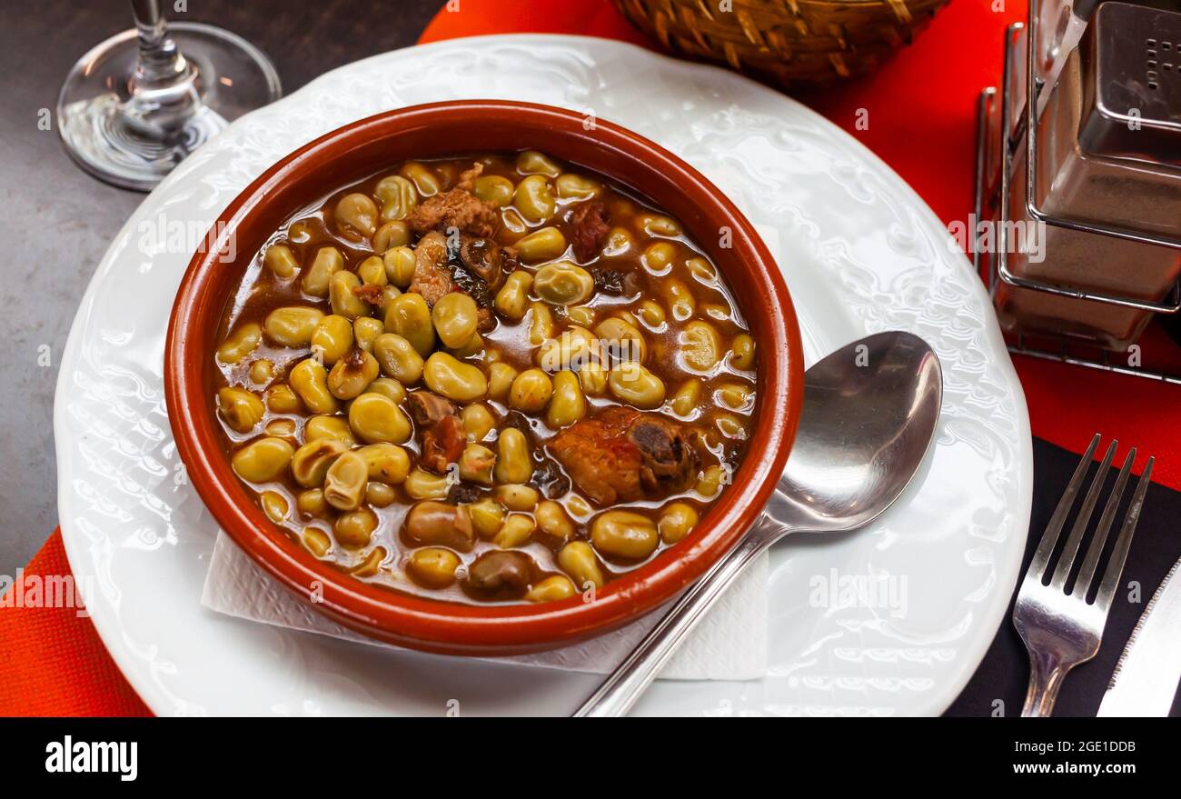 Traditional Catalan stewed beans with butifarra sausage Stock Photo - Alamy