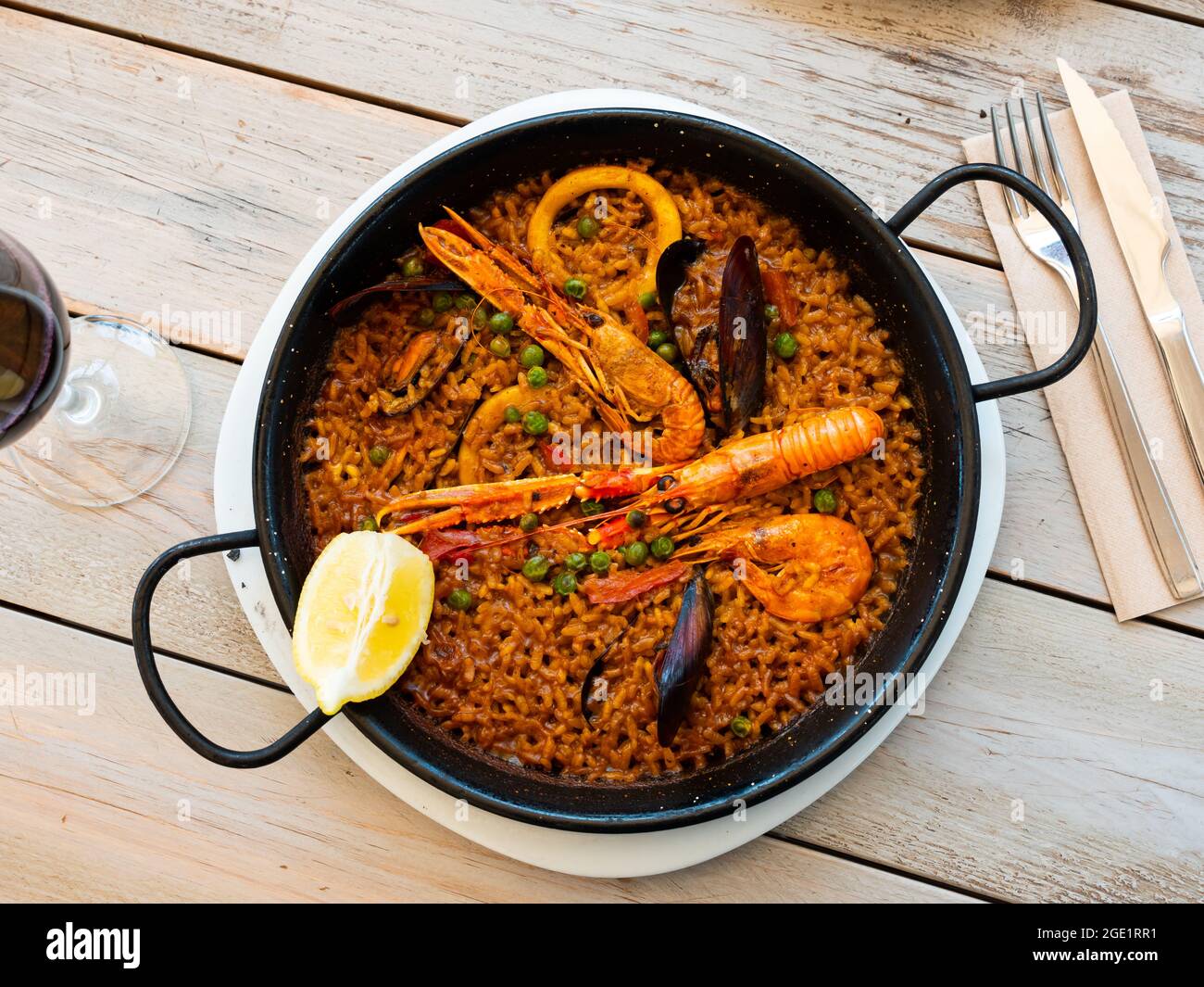 Valencian paella de mariscos with shrimps, calamaries and mussels Stock ...