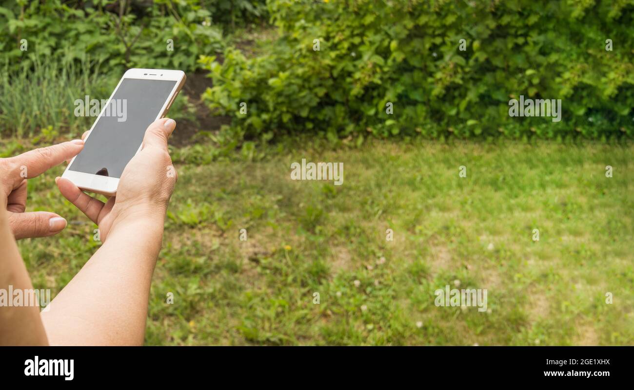 Phone send text messages typing hi-res stock photography and images - Alamy