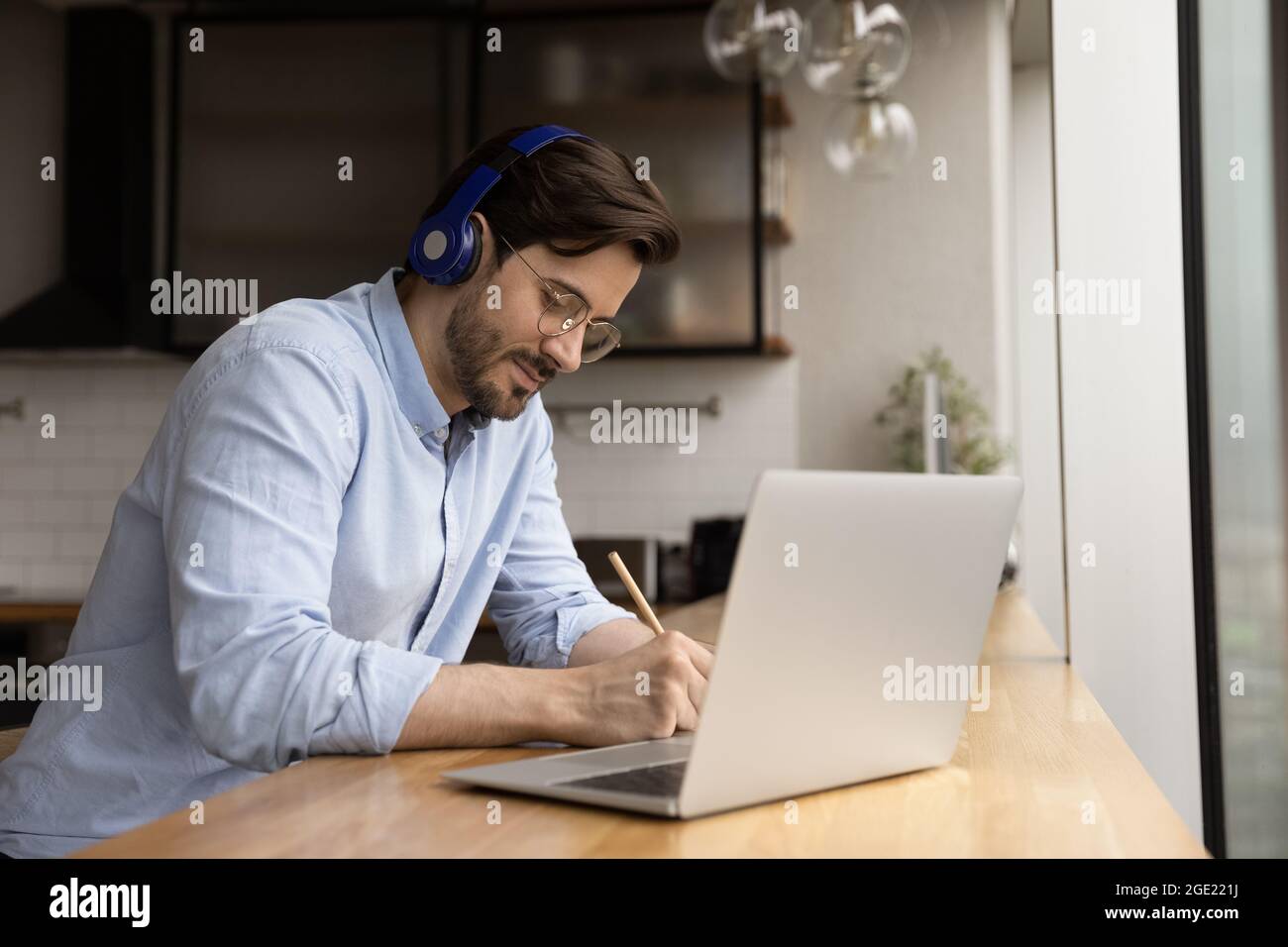 Man elearning hi-res stock photography and images - Alamy