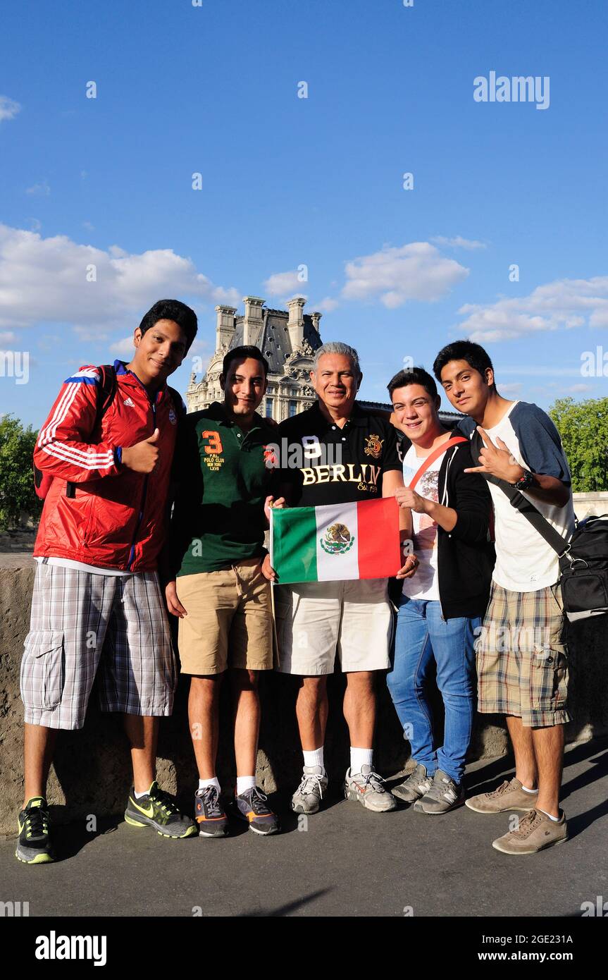 FRANCE, PARIS (75) 1ST ARRONDISSEMENT, MEXICAN TOURITS FROM MEXICO ...