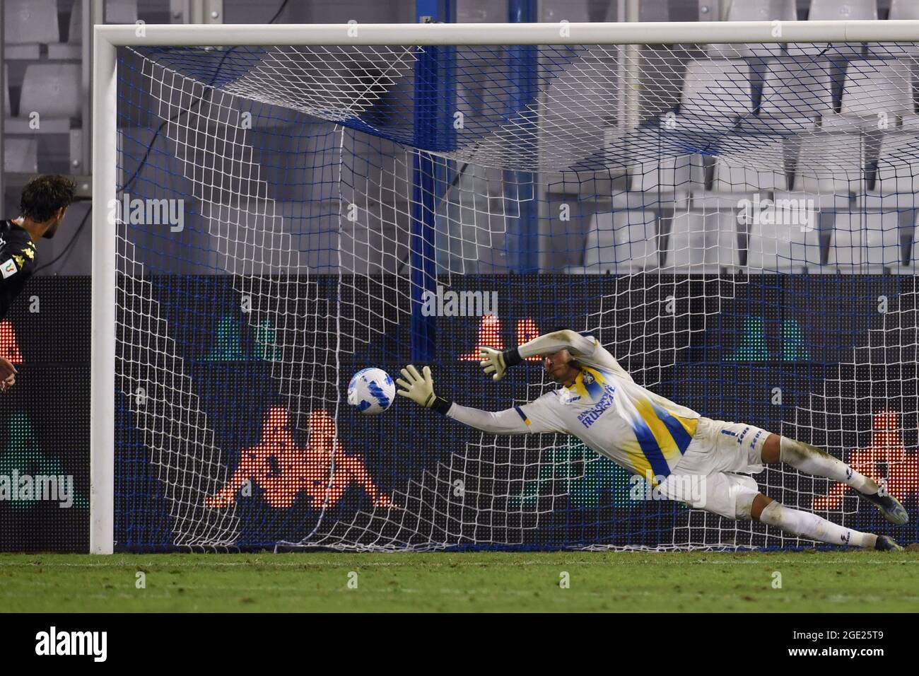 Tanner Tessmann (Venezia)Federico Ravaglia (Frosinone) during the ...