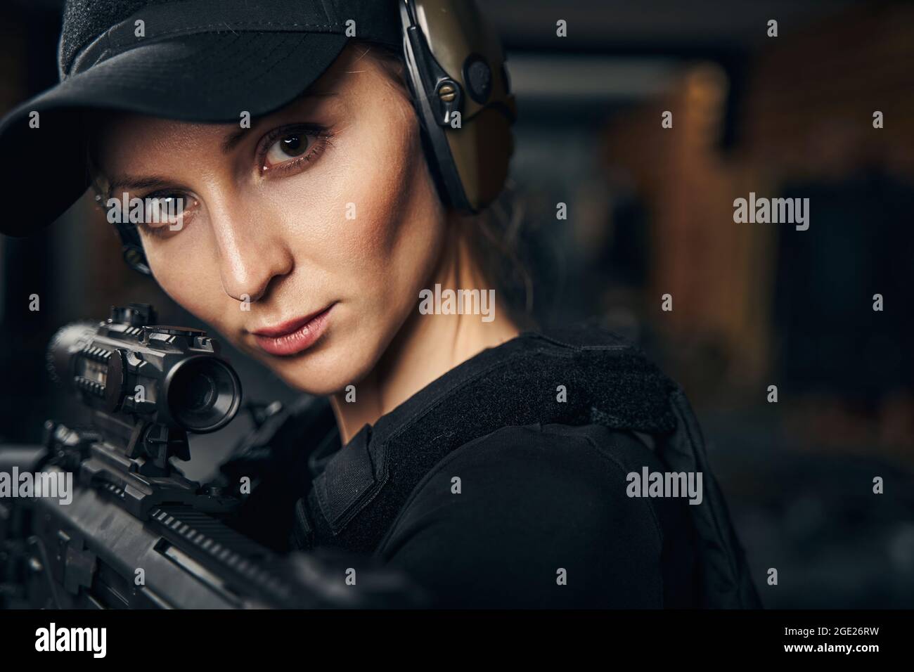 Concentrated female shooter aiming at a target Stock Photo - Alamy