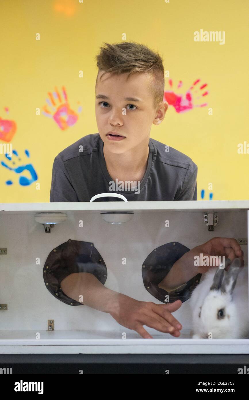 Child guessing box hi-res stock photography and images - Alamy