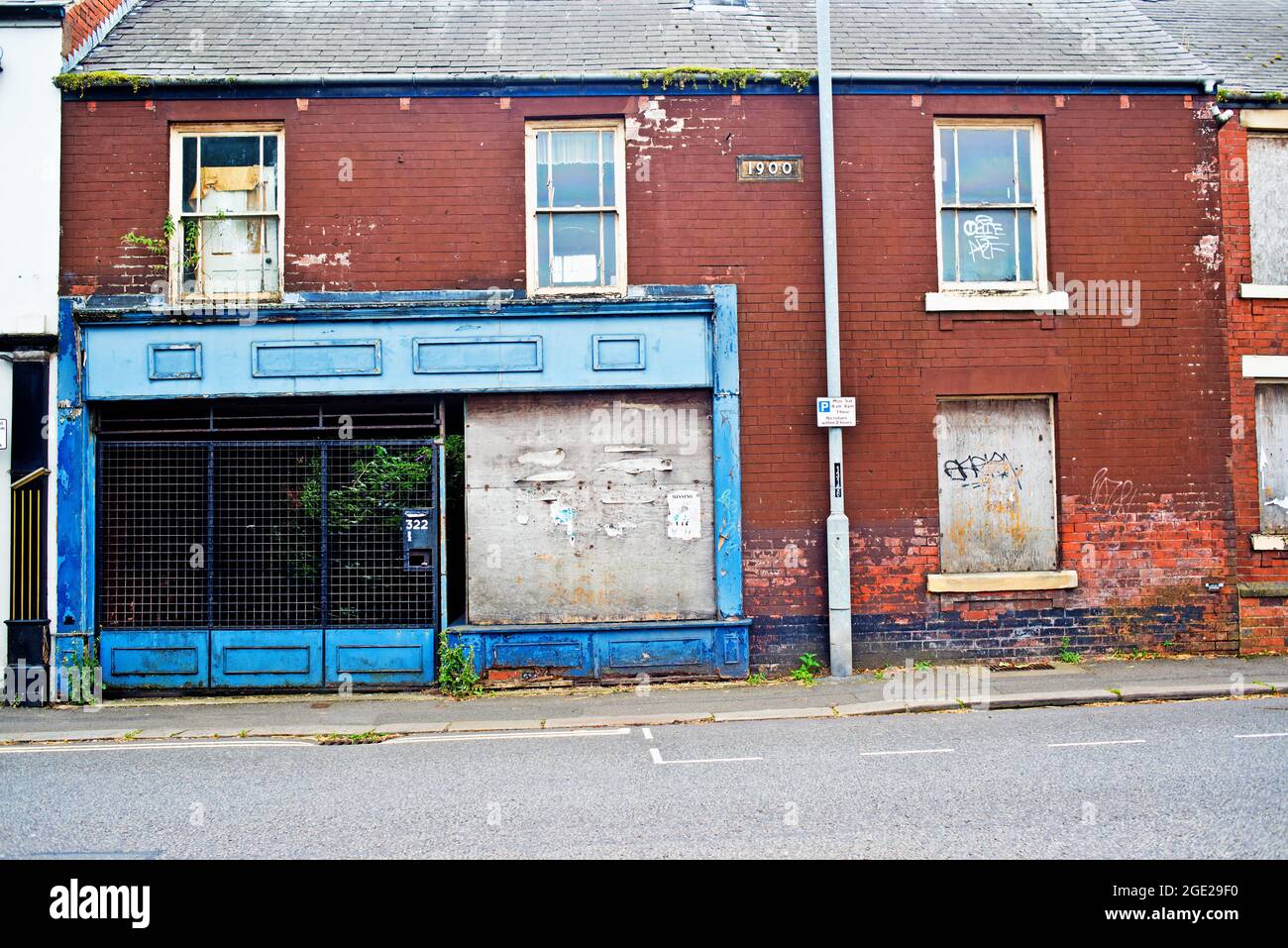Closed shop and derelict terrace housing, Chesterfield, Derbyshire ...